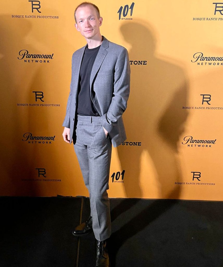 Yellowstone S05 Jefferson White Jimmy Hurdstrom Premiere Grey Suit