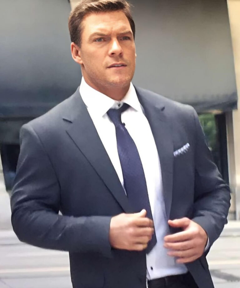 Alan Ritchson Reacher S1 Jack Reacher Grey Blazer